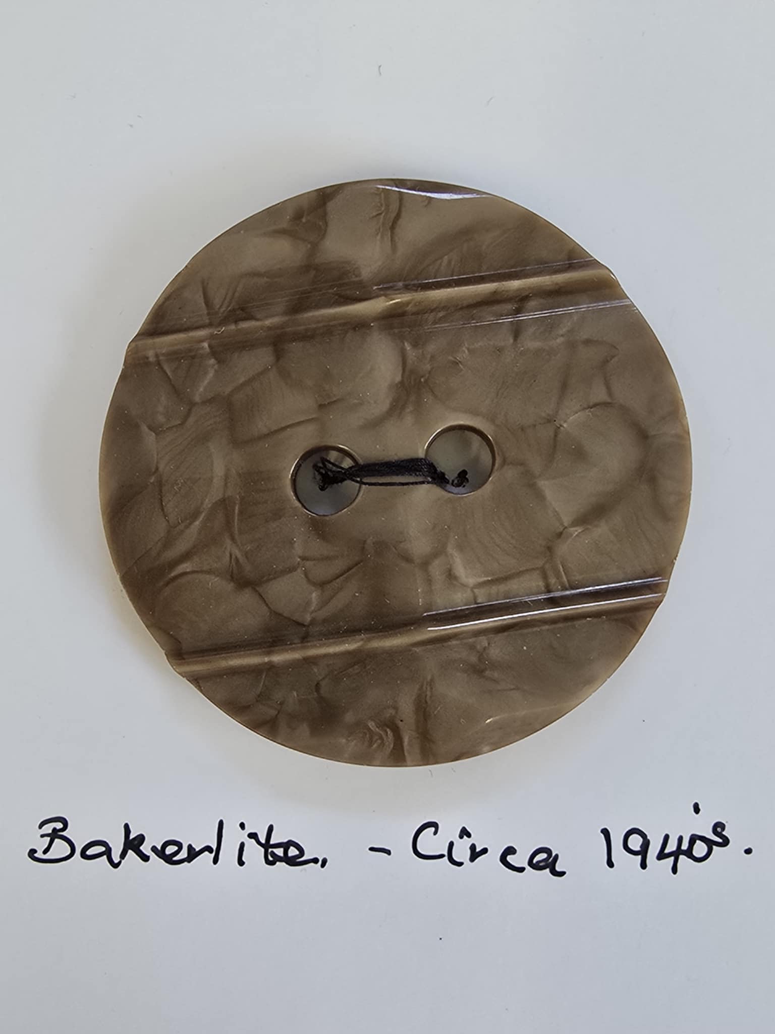 Bakerlite Large 2 Hole 40's Button - The Button Queen
